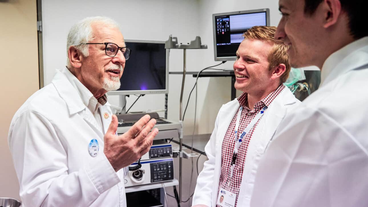 How Many Shadowing Hours For Medical School? A Summary of Official ...